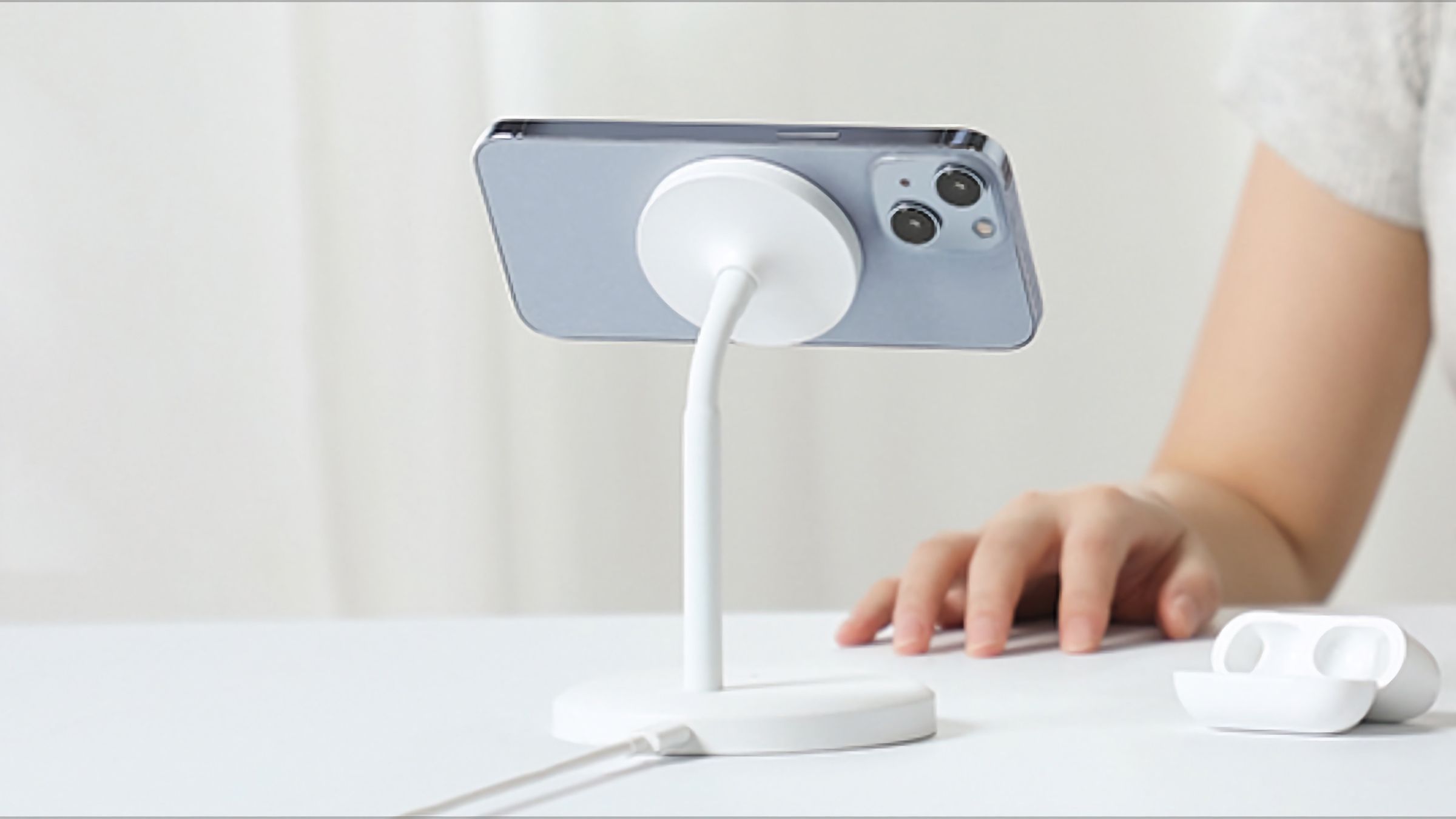 Best MagSafe Wireless Charging Stands for iPhone StandBy Mode